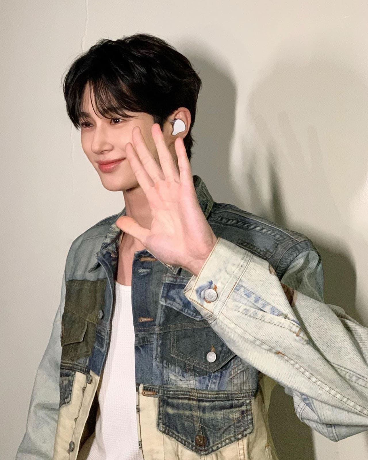 Byeon Woo-seok Impresses Fans with 'All-Back Hair' Look at Fan Meeting