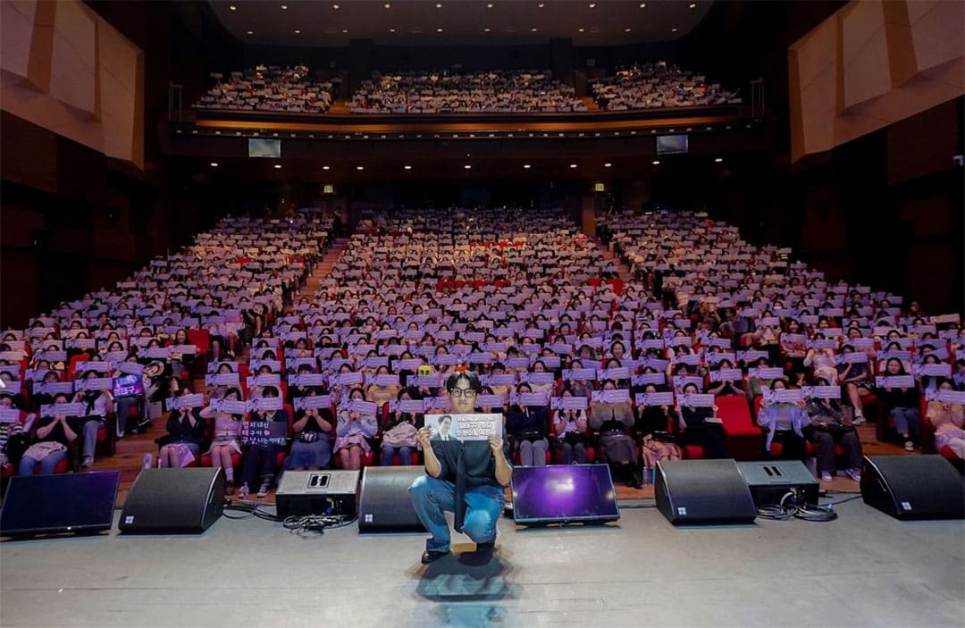 Um Tae-goo Holds First Fan Meeting After 17 Years, Sells Out All Tickets